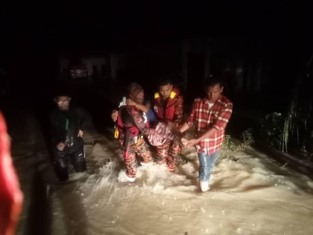 Beberapa kawasan di Segamat banjir selepas hujan lebat berterusan ...