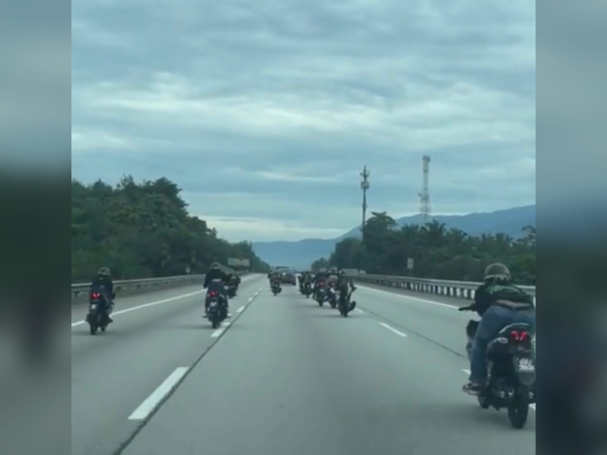 Polis buru geng rempit buat aksi superman, zig zag dekat PLUS - UtusanTV