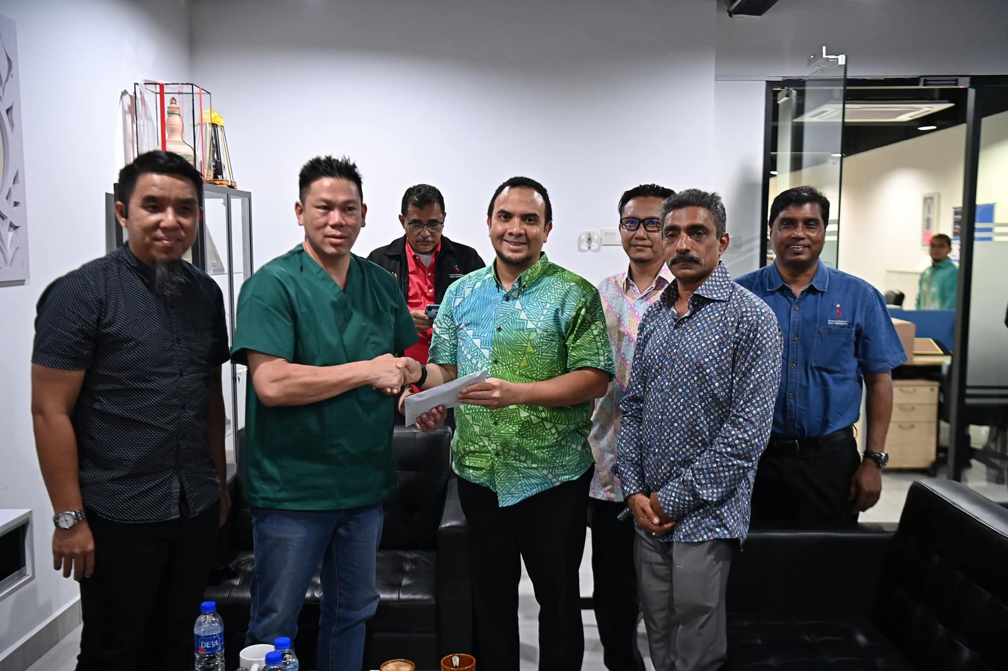 PM beri sumbangan kepada Kenneth Low - UtusanTV