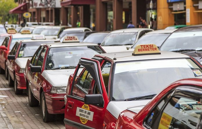 Puluhan ribu teksi terkandas akibat kehadiran e-hailing? - UtusanTV