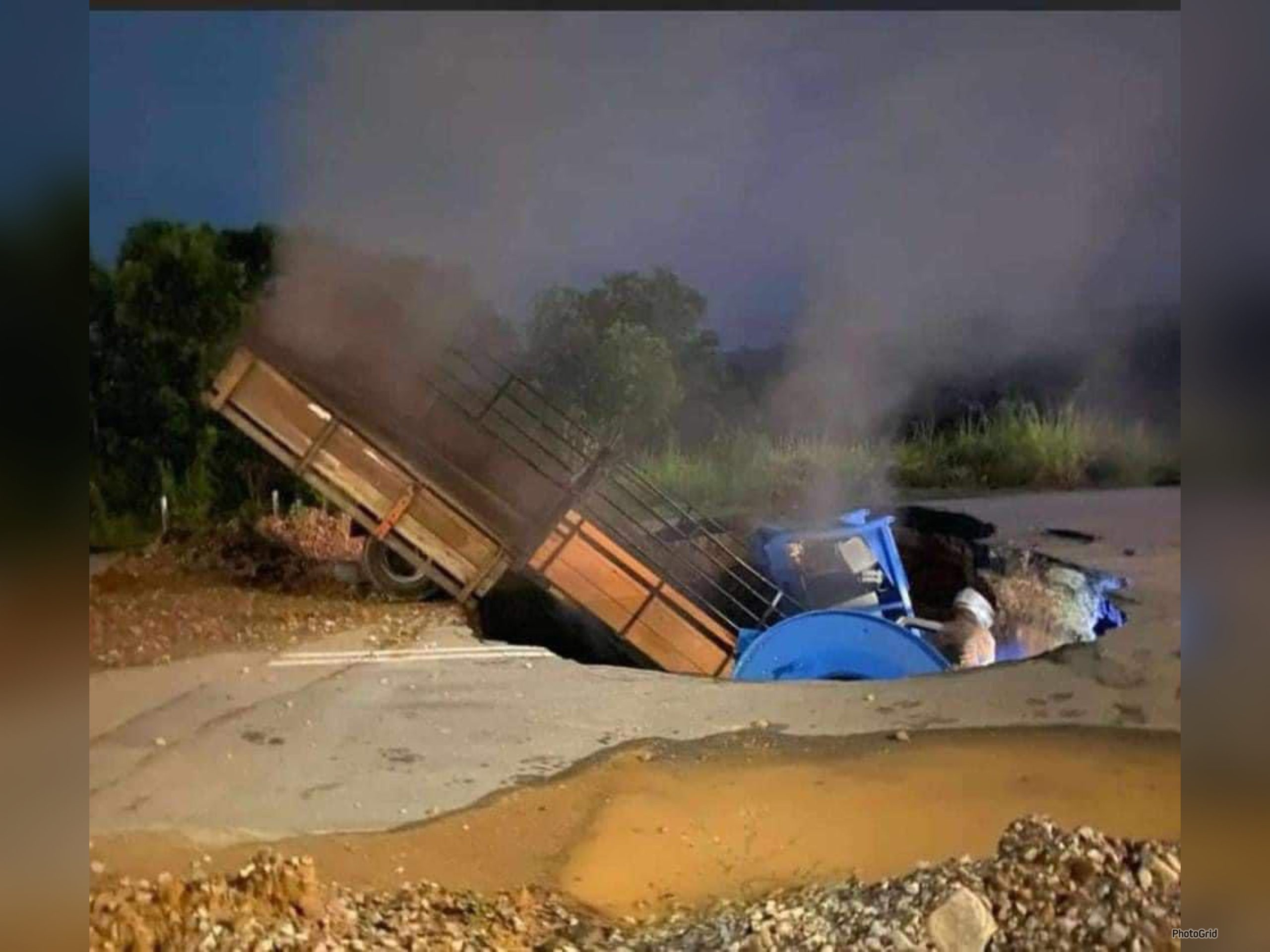 Pemandu lori maut terjunam dalam lubang jalan mendap - UtusanTV