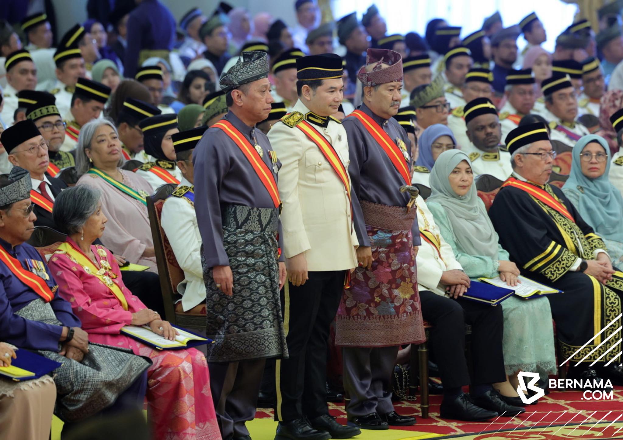 Rafizi ketuai 555 penerima darjah kebesaran, bintang dan pingat Negeri ...