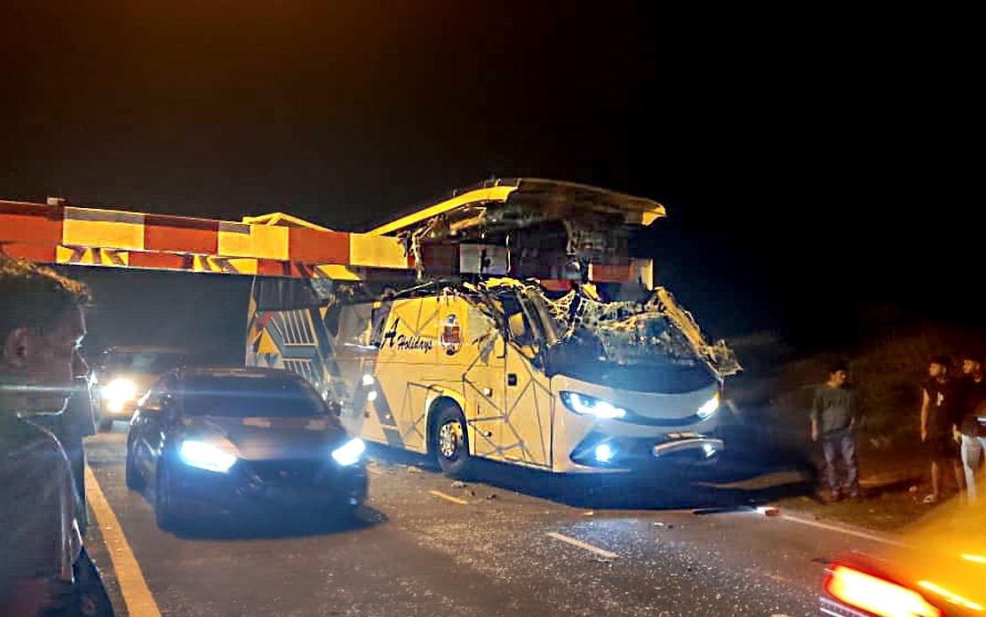7 cedera, bas ekspres langgar palang had ketinggian - UtusanTV