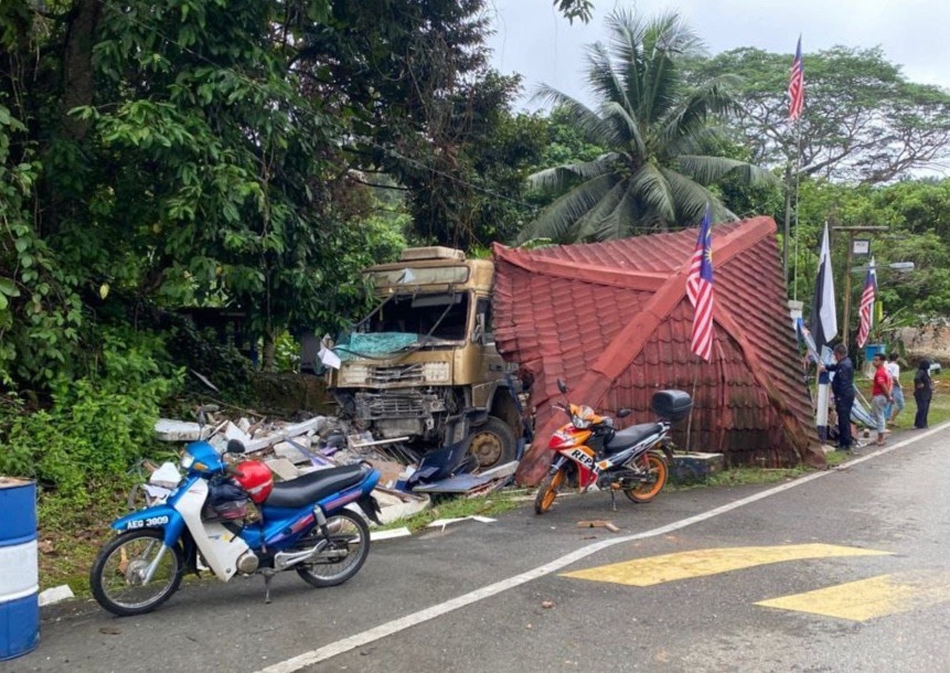 Treler rempuh pos kawalan sebabkan polis bantuan Felda cedera - UtusanTV