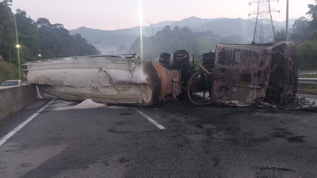 Lori muatan debu simen terbakar di Lebuhraya Karak, pemandu rentung ...