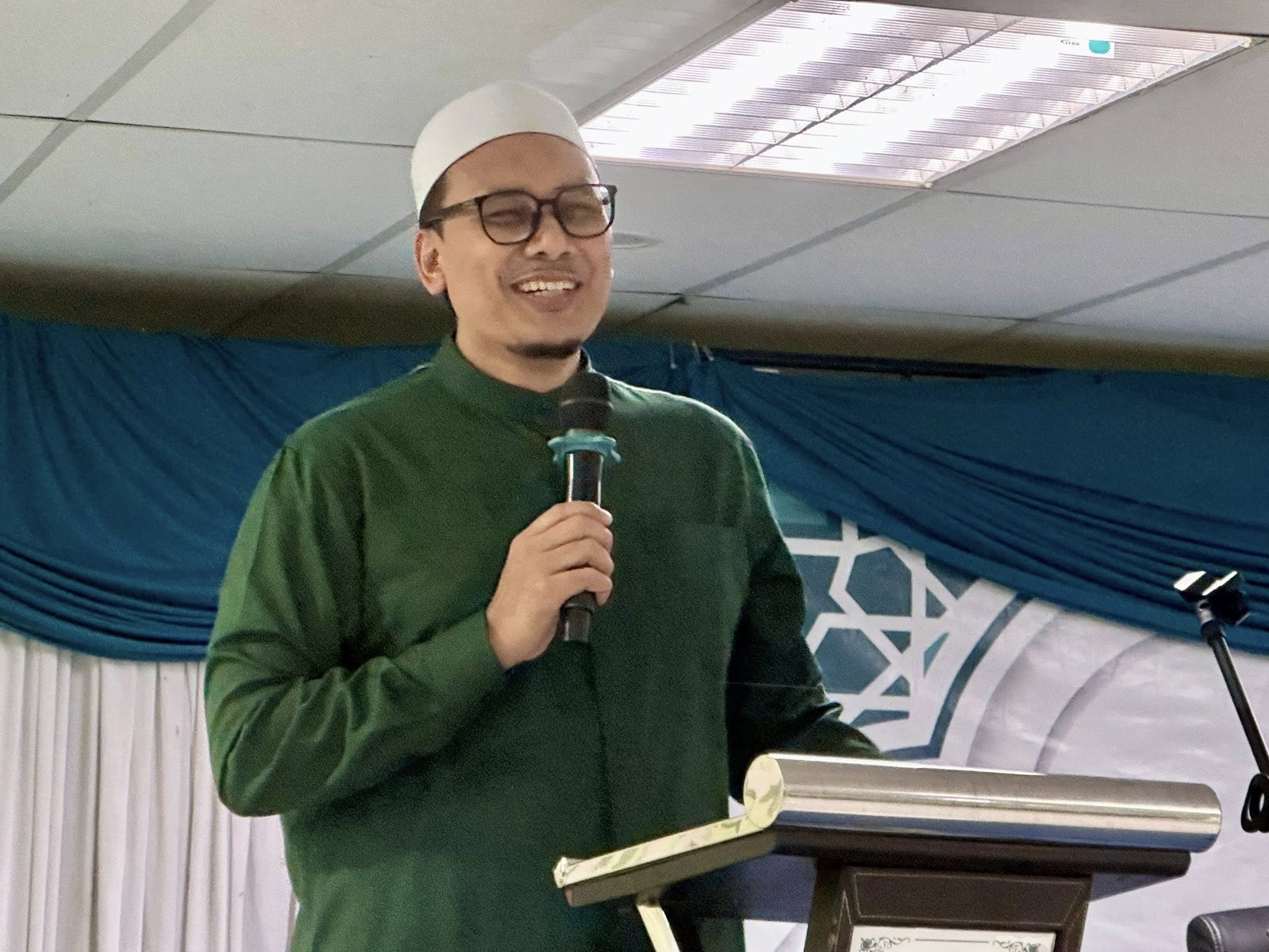 Pas terima siapapun nak berkawan, tidak rugi jika ada yang pergi tak ...
