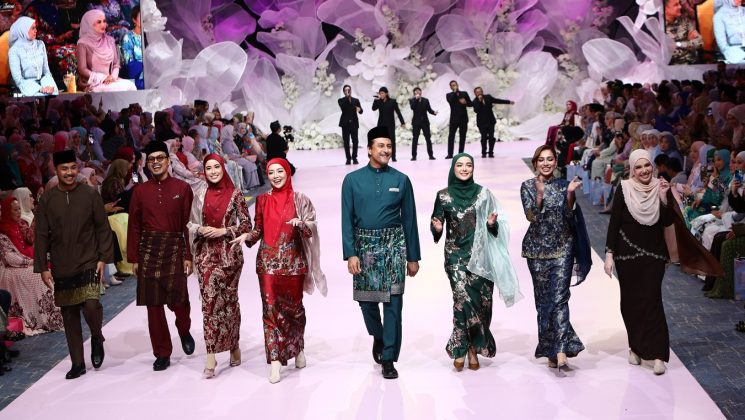 Ariani angkat tema warna. Tampilkan 300,000 busana raya dengan sentuhan ...