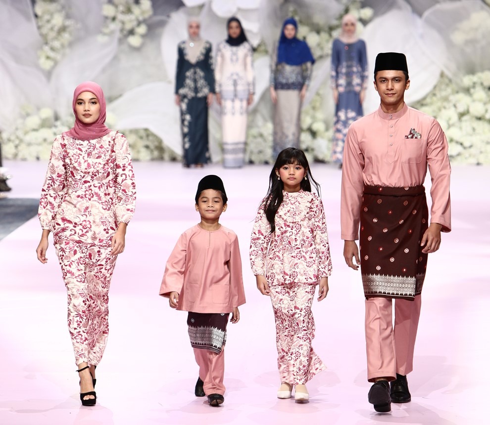 Ariani angkat tema warna. Tampilkan 300,000 busana raya dengan sentuhan ...